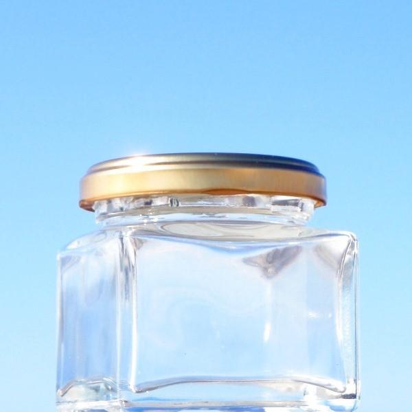 容量：１１８ｍｌ（満量）直径：６０ｍｍ（対面）高さ：５９ｍｍ箱中仕切：有小型でも安定感のある角瓶デザイン。エッヂの利いた高級感あふれるデザインのジャム瓶です。