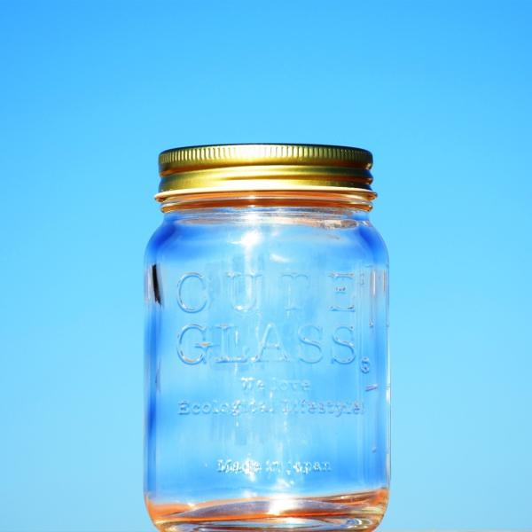 容量：２７２ｍｌ（満量）直径：７２ｍｍ（短辺６６ｍｍ）高さ：１０８ｍｍ 箱中仕切：有彫刻（浮彫）がデザインされたキュートな保存瓶。側面には容量の目安となる目盛も付属しています。ジャムだけでなく様々な食品にご利用頂けます。こちらの商品は在庫限...