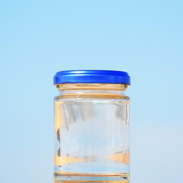 容量：１２２ｍｌ（満量）直径：５６ｍｍ高さ：８０ｍｍ 箱の中仕切: 有シャープなシルエットが人気のおしゃれなジャム瓶。デザインだけでなく使いやすい容量も魅力です！シンプルな丸瓶の他、類似デザインで美しい多面型の２４角瓶もご用意しております。...