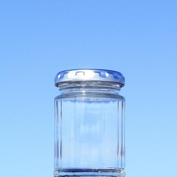 容量：１２９ｍｌ（満量）直径：５７ｍｍ高さ：８０ｍｍ箱の中仕切: 有シャープなシルエットの多面型のジャム瓶。２４角瓶の他にシンプルなデザインの丸瓶もご用意しております。