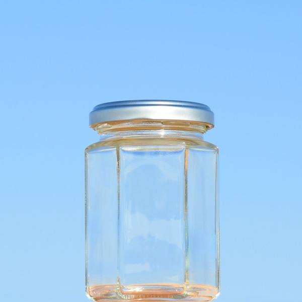 容量：１５０ｍｌ（満量）直径：５４ｍｍ（対面）高さ：８８ｍｍ箱の中仕切: 無人気ランキングの常連！使い易い容量とスタイリッシュなデザインで今や定番中の定番のおしゃれな六角ジャム瓶です。こちらの商品は2023年6月15日販売分より仕様変更をし...