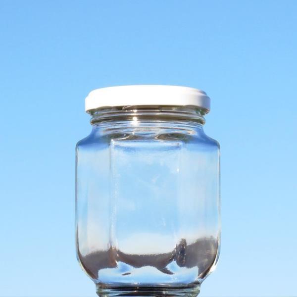 容量：２０５ｍｌ（満量）直径：６２ｍｍ（対面）高さ：９７ｍｍ箱の中仕切: 無高級感のある六角デザインのジャム瓶。背が高いので存在感も抜群です！