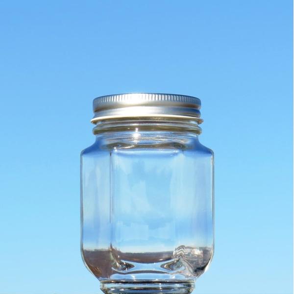 容量：２０７ｍｌ（満量）直径：６２ｍｍ（対面）高さ：９８ｍｍ箱中仕切：無シャープなデザインの六角保存瓶。ハチミツやジャムにお勧めです。2022/11 よりこちらの商品はメーカー切替となり中仕切が無い梱包仕様となりました。