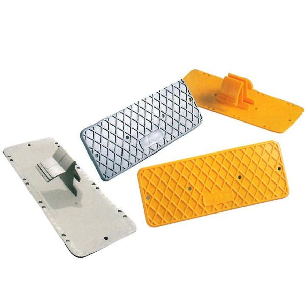 ※送料無料ただし沖縄および各県離島、北海道には別途送料が必要です。メール、電話などでお問い合わせください。 側溝ダートカバー　50枚セット気になる側溝の穴をキッチリカバー！側溝内にゴミ・チリ等を落としませんハイヒールや幼児の足が入るのを防ぎ...