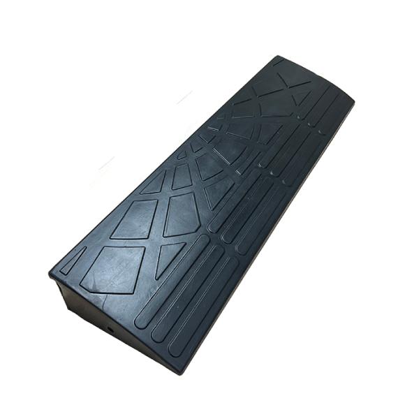 ※送料無料ただし沖縄および各県離島、北海道には別途送料が必要です。メール、電話などでお問い合わせください。 カインドスロープ 段差10cm用 本体 1枚（エコ段差解消ゴムスロープ）連結ボルト1本付き■製品サイズ　高さ 95mm × 奥行 2...