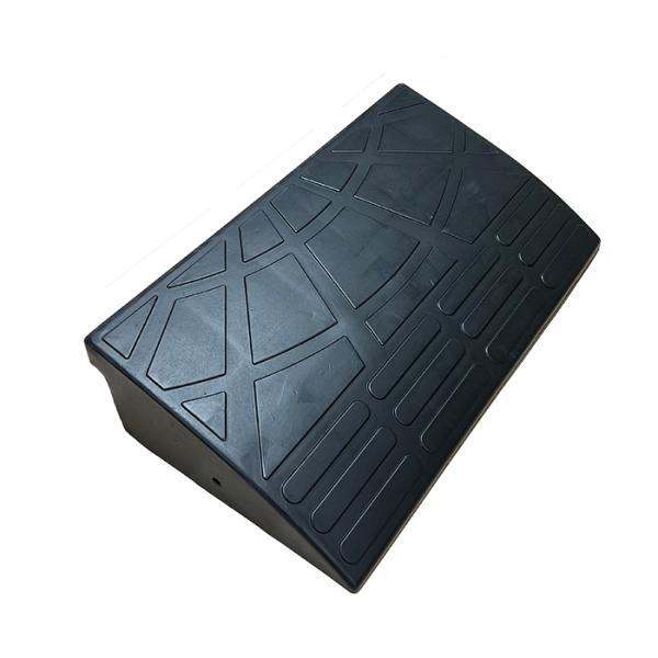 ※送料無料ただし沖縄および各県離島、北海道には別途送料が必要です。メール、電話などでお問い合わせください。 カインドスロープ 段差15cm用 本体 1枚（エコ段差解消ゴムスロープ）連結ボルト1本付き■製品サイズ　高さ 145mm × 奥行 ...