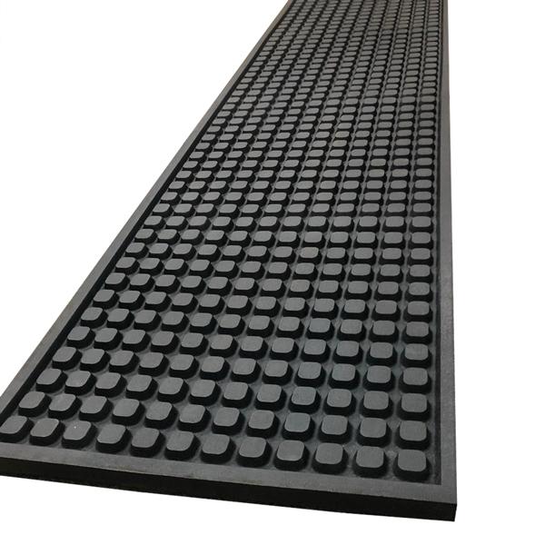 泥落としゴムマット(小)【１枚】 厚み25mm×500mm×2000mm ■本体サイズ(mm) ： 幅500×長さ2000■厚み(mm) ： 25■１枚当たり重量(kg) ： 約23■材質 ： 国内タイヤ再生ゴム 薄型の簡易消毒槽や殺菌槽と...