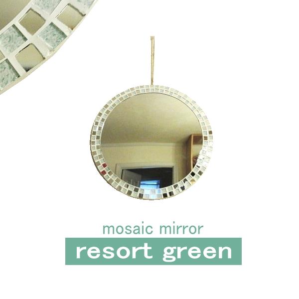 ＊リゾートな壁掛けインテリアミラーです！ ■モダンリゾートな空間によく似合う、モザイクリゾートミラーです。グリーンの色合いがとってもリゾート!!さりげなくおしゃれなリゾートミラーです。玄関やキッチン、リビング、トイレなどなどあらゆるスペース...