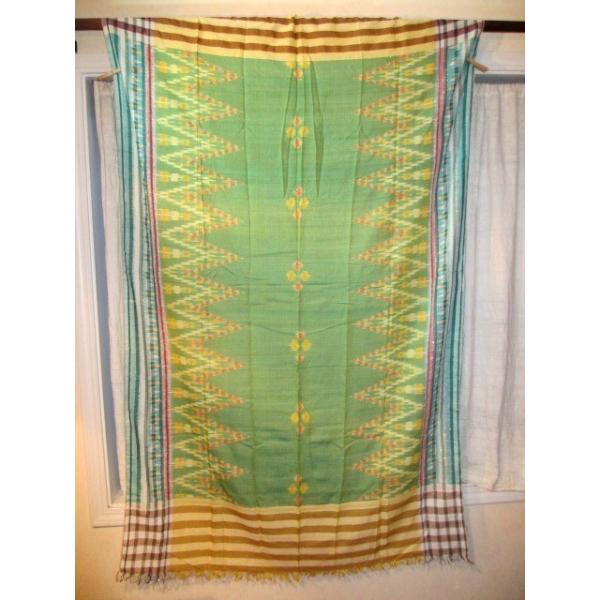 ◆モダンでちょっぴりポップでリゾートな色使いと、昔ながらの伝統的なイカットデザインが、アートに融合された新しいデザインの布です。バリイカットの風合いが見事に活かされています。パレオやサロンはじめ、のれんやカバーなどインテリアにも最適なマルチ...