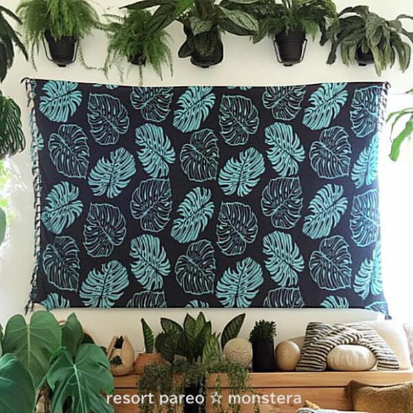 リゾート感たっぷりデザインのモンステラパレオ♪◆モンステラをモチーフにした南国リゾート感たっぷりのエメラルド風なグリーンとエレガントブラックカラーのパレオです。バリリゾートやハワイリゾートなインテリアにも映えるデザインです。パレオはじめイン...