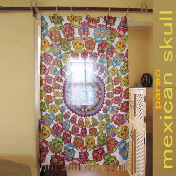 スカルデザインのカラフルパレオ♪◆アートで陽気で可愛いカラフルなスカル(ドクロ)デザインのパレオです。メキシカンリゾート♪ インテリアにも映えるデザインです。インテリアファッションに是非どうぞ!※使い勝手良い便利なサイズです！アートでファニ...