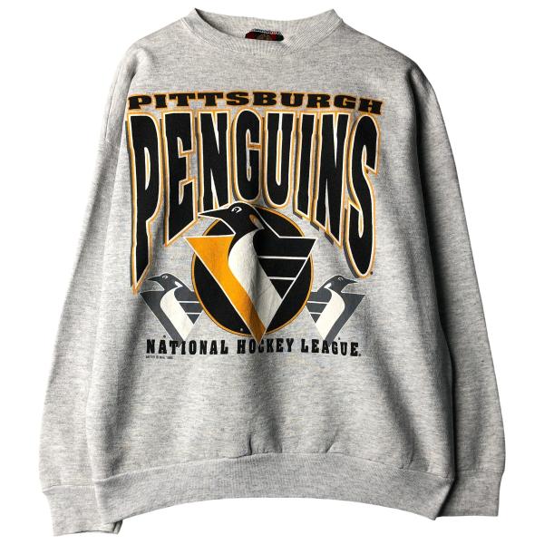 【コンディション】ランク：C【サイズ】着用感：メンズXL表記サイズ：X-LARGE着丈：62.5cm身幅：59cm肩幅：57.5cm袖丈：54cm【商品詳細】商品名：古着 90年代 JOSTENS SPORTSWEAR NHL PITTSB...