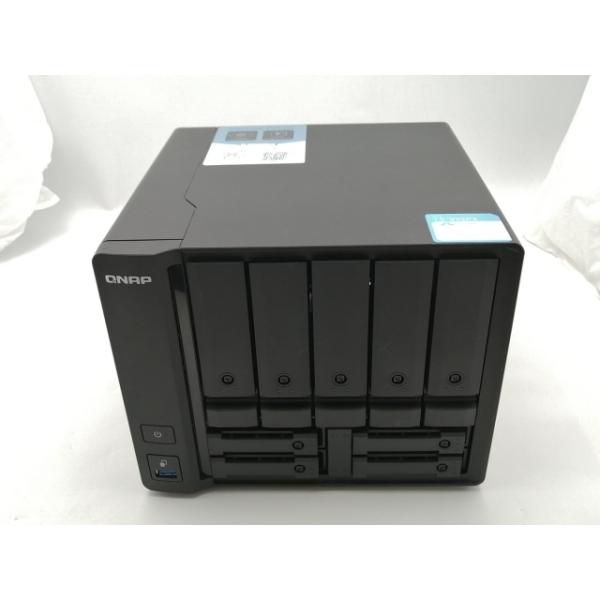 ■分類：その他ネットワーク機器■ランク：中古■メーカー：QNAP■製造番号：Q211I24226K■備考：状態：本体外装フレームにスレ 付属品：箱、ACアダプター、ACコード、LANケーブル、3.5"HDD用ネジx34、2.5"HDD用ネジ...