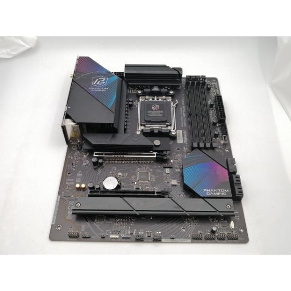 ■分類：マザーボード■ランク：中古■メーカー：ASRock■製造番号：H8M0XB172927■備考：BIOS ver：4.03 付属品：箱、SATAケーブルx2、Wi-Fiアンテナ、ARGBスプリッターケーブル、サーミスターケーブル、ケー...