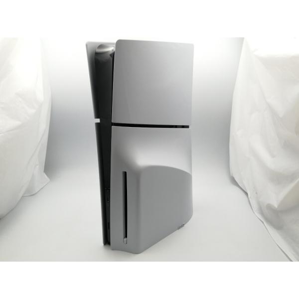 ■分類：据置ゲーム機■ランク：ランクB■メーカー：SONY■製造番号：F44A01FXL10997621■備考：状態：コントローラー1台に摩耗あり、本体光沢部に微細なスリキズあり 付属品：箱(傷みあり)、印刷物、コントローラー×2、横置き用...