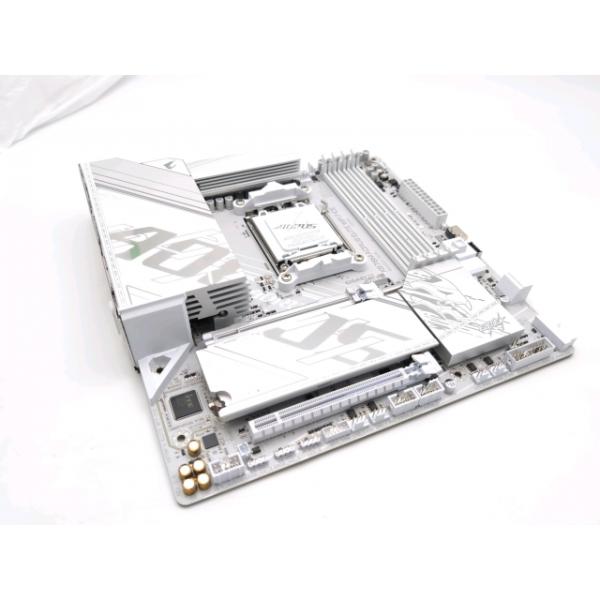 ■分類：マザーボード■ランク：中古■メーカー：GIGABYTE■製造番号：SN255150045110■備考：BIOS ver：F8 付属品：箱、SATAケーブルx2、Wi-Fiアンテナ、Gコネクター、M.2ゴムパッドパッケージx2、メタル...