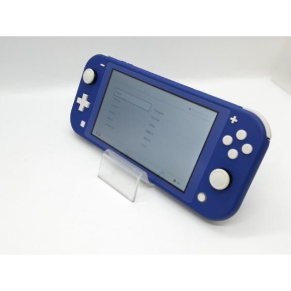 ■分類：携帯ゲーム機■ランク：ランクB■メーカー：Nintendo■製造番号：XJJ70030954185■備考：状態：外装にスレ・キズ、背面にシール痕、ボタン・スティックに着色、MicroSDカバーにヒビがあります。 付属品：本体のみ■保...