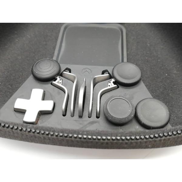 ■分類：ゲーム用周辺機器■ランク：ランクA■メーカー：Microsoft■備考：状態：充電ドックにスレ、パドルやサムスティック調整ツールにスレ付属品：箱、印刷物、方向パッド、パドルセット*4、サムスティック*4、ドックとケーブル、キャリング...