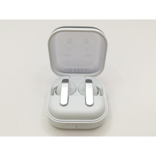 ■分類：ヘッドホン■ランク：ランクA■メーカー：SAMSUNG■製造番号：RF7L205A9ET■備考：状態：充電ケースにスリキズ 付属品：箱、印刷物、イヤーチップ■保証期間：１ヶ月■注意事項：お客様のモニター発色の具合によって、実際の商品...
