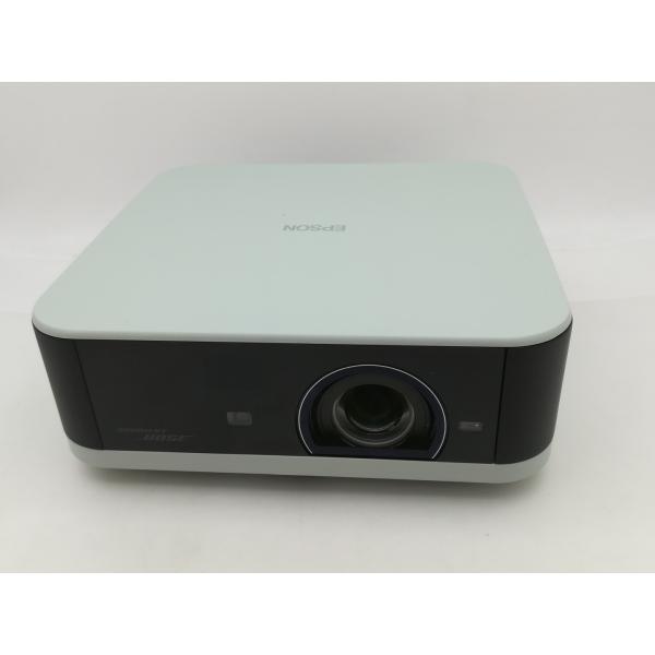 ■分類：プロジェクター■ランク：ランクA■メーカー：EPSON■製造番号：V11HB72310■備考：状態：状態良好の中古商品。キズ、使用感はほとんどありません。使用時間：50時間程度付属品：箱、冊子類、ACアダプタ、電源ケーブル、リモコン...