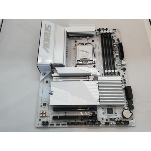 ■分類：マザーボード■ランク：中古■メーカー：GIGABYTE■製造番号：SN244950058680■備考：基版リビジョン1.1 BIOS ver：F36 M.2冷却ラバー疲弊 付属品：外箱とマニュアル、Wi-fiアンテナ、SATAケーブ...