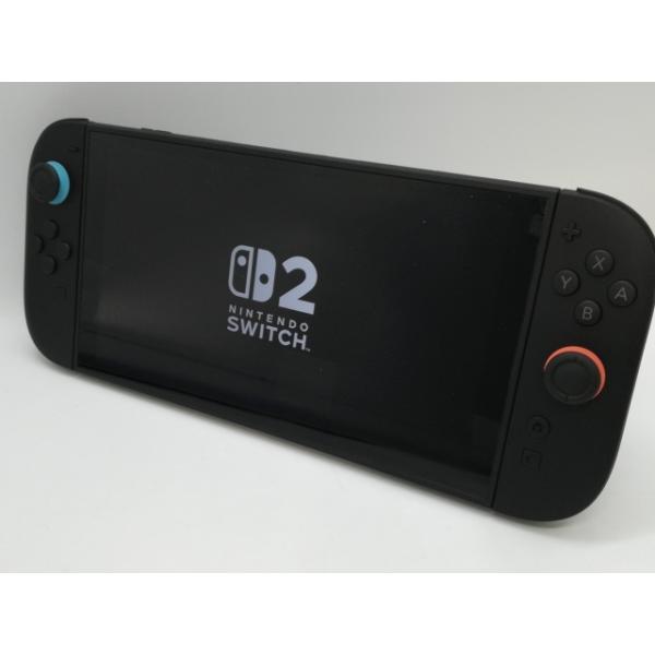 ■分類：据置ゲーム機■ランク：ランクB■メーカー：Nintendo■製造番号：HAJ10337472920■備考：状態：液晶にキズがあります付属品：外箱(保証書兼)Joy-Con 2 (L) ライトブルーJoy-Con 2 (R) ライトレ...