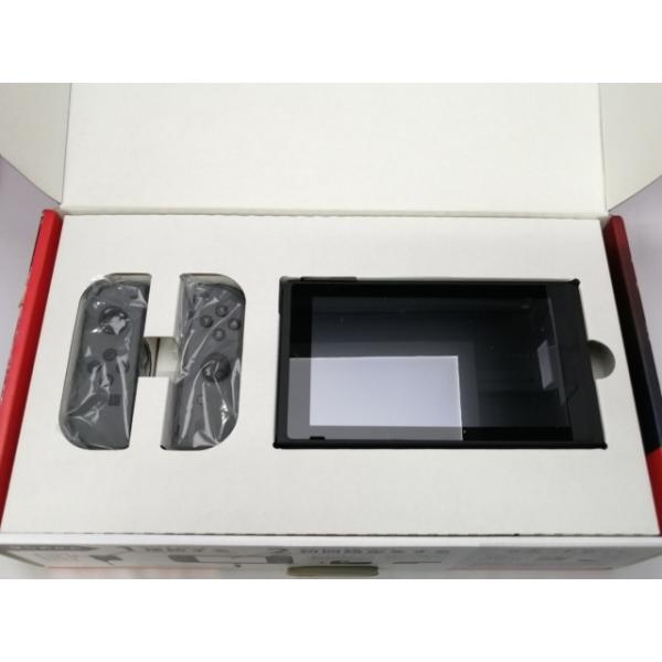 ■分類：据置ゲーム機■ランク：ランクC■メーカー：Nintendo■製造番号：XKJ40030838907■備考：状態：本体スピーカー付近スレ/左右コントローラー全体スレ・テカリ、右一部キズ/ドッグスレ、キズ、軽度タバコ臭付属品：箱、ドッグ...