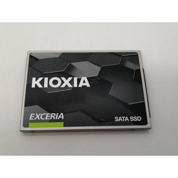 ■分類：SSD■ランク：中古■メーカー：各社2.5SSD■製造番号：X0NB82UKKJ42■備考：KIOXIA THN-TR20Z2400 状態：ネジ穴回り歪みあり 電源投入回数：2433回 使用時間：10002時間 付属品：本体のみ■保...