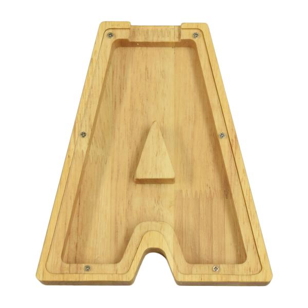 ・素材：木製・サイズ：縦約18*横約16*厚さ約2.8cm・重量：約265g・カラー：ナチュラル・デザイン：A/B/D/E/G/H/M/R/S/U・パッケージ内容：貯金箱*1、アルファベットステッカー*1【木製貯金箱】素朴な木で作られたとて...