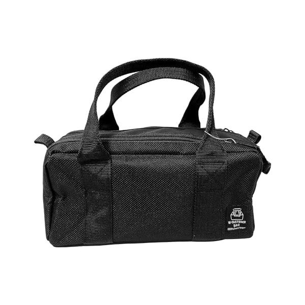 特徴1:ダブルファスナー仕様で開閉しやすく取り出しやすい特徴2:工具の収納やアウトドアギアの収納に便利サイズ:260×135×145mmカラー:ブラック材質:ポリエステル