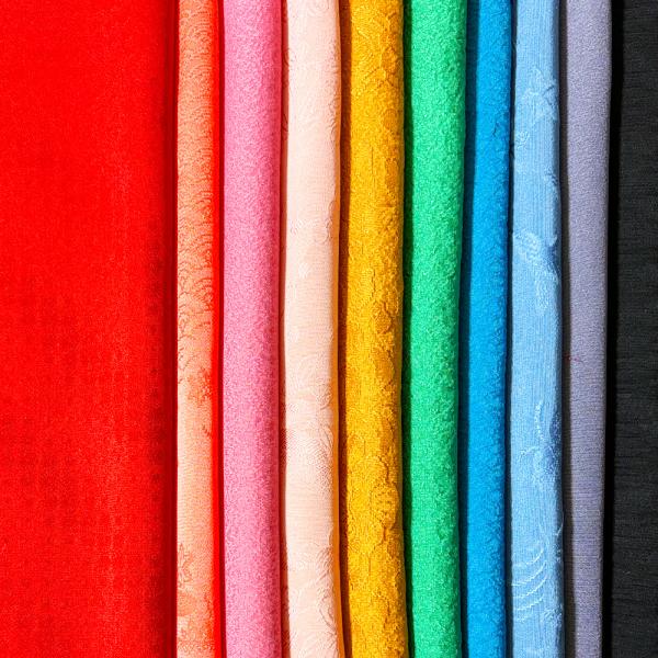 サイズ：１枚　160mm×280mm~素　材：正絹商品説明：つまみ細工や小物作りに適した着物はぎれをセットしました。華やかな色合の紋様の着物はぎれを厳選しております。いろんな着物生地がほしい方にオススメ！【★★ご注意★★】本商品は、着物をほ...