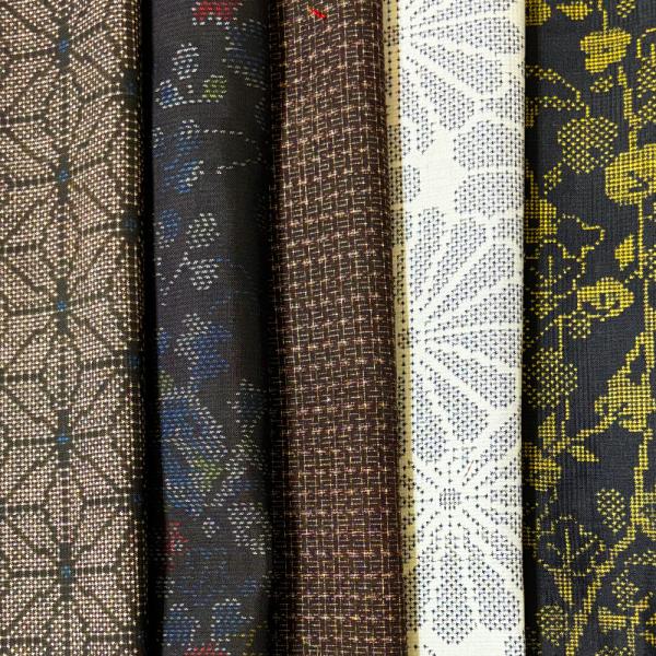 サイズ：１枚160mm×250mm以上枚　数：５枚素　材：正絹大島紬●「中古着物のほどき」ですので、多少のシミ・折り跡などがありますこと、ご了承ください。【送料についてのご注意】こちらの商品は日本郵便クリックポスト送料無料の商品です。配送方...