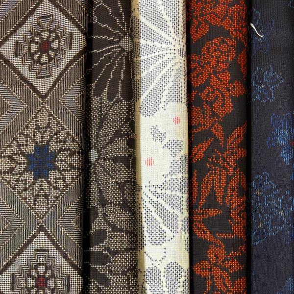 サイズ：１枚160mm×240mm以上枚　数：５枚素　材：正絹大島紬●「中古着物のほどき」ですので、多少のシミ・折り跡などがありますこと、ご了承ください。【送料についてのご注意】こちらの商品は日本郵便クリックポスト送料無料の商品です。配送方...