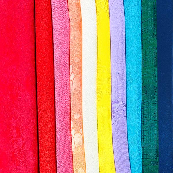 サイズ：１枚　160mm×240mm~素　材：正絹商品説明：つまみ細工や小物作りに適した着物はぎれをセットしました。華やかな色合の紋様の着物はぎれを厳選しております。いろんな着物生地がほしい方にオススメ！【★★ご注意★★】本商品は、着物をほ...