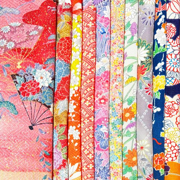 サイズ：１枚　160mm×250mm~素　材：正絹商品説明：つまみ細工や小物作りに適した着物はぎれをセットしました。華やかな紋様の着物はぎれを厳選しております。いろんな紋様の着物生地がほしい方にオススメ。【★★ご注意★★】本商品は、着物をほ...