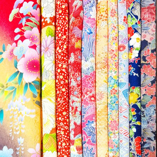 サイズ：１枚　160mm×240mm~素　材：正絹商品説明：つまみ細工や小物作りに適した着物はぎれをセットしました。華やかな紋様の着物はぎれを厳選しております。いろんな紋様の着物生地がほしい方にオススメ。【★★ご注意★★】本商品は、着物をほ...