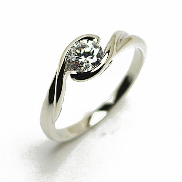 普段使いしたくなる 綺麗なキュービックリング大粒なキュービックが目を引く、豪華なリング。主石に5mmのキュービックジルコニアをセッティングしています。※サイズ変更の場合、ご注文後にお造り致しますので、10営業日ほどお時間がかかります。お急ぎ...