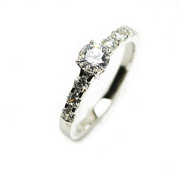 普段使いしたくなる 綺麗なキュービックリングセンターのキュービックジルコニアが大粒で豪華なデザインです。脇石も左右に3石づつセッティングしてあります。※サイズ変更の場合、ご注文後にお造り致しますので、10営業日ほどお時間がかかります。お急ぎ...