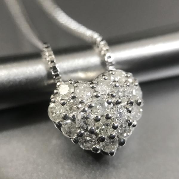 ぷっくりとしたお洒落で可愛いドーム型のハート。ダイヤモンドは全てカットの美しいラウンドブリリアントカット。ハート全体にダイヤモンドを留めた女性らしいデザインペンダントです。ダイヤはパヴェ留めで仕上げており、高級感と上品さのあるデザインに仕上...