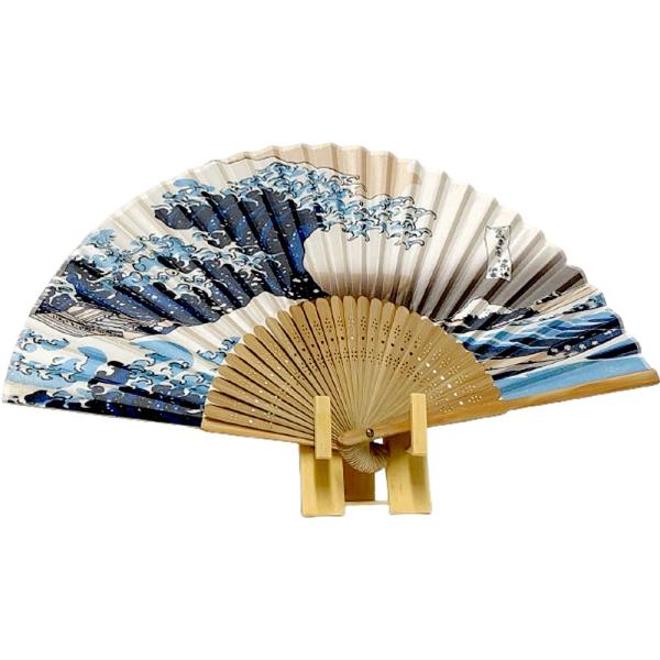 飾り扇子 葛飾北斎「冨嶽三十六景　神奈川沖浪裏」（通称　波裏）　扇子スタンド付き開運をもたらすとされる「北斎の波裏」をデザインした特別な扇子です力強い波とその躍動感が特徴で、日本の伝統的な美を象徴しています持ち歩くだけでなく、お部屋のインテ...