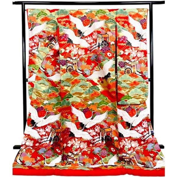 正絹・色打掛　楽園の鶴　松花御所車朱色地に舞鶴、松、花、御所車の刺繍が施されています色鮮やかな花文様と御所車がより一層、花嫁様の美しさを引き立ててくれる色打掛です豪華 色打掛け　楽園の鶴　松花御所車伝統的な和の美を纏う特別な一着裏地は美しい...