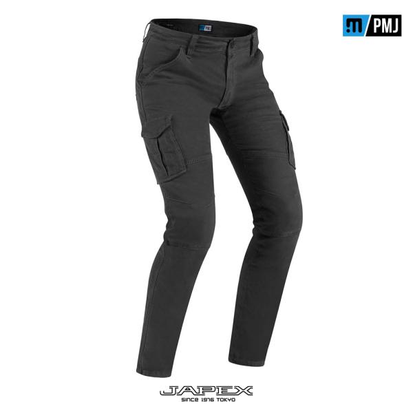 PMJが提案するスリムフィットのカーゴパンツ。厚手のデニム生地に程よいストレッチ感が加わったスリムフィットなカーゴパンツです。強いのに柔らかで、細身に履きたい人やブーツインを好む人にオススメの一本。膝は立体縫製仕様。フロントポケットは横から...