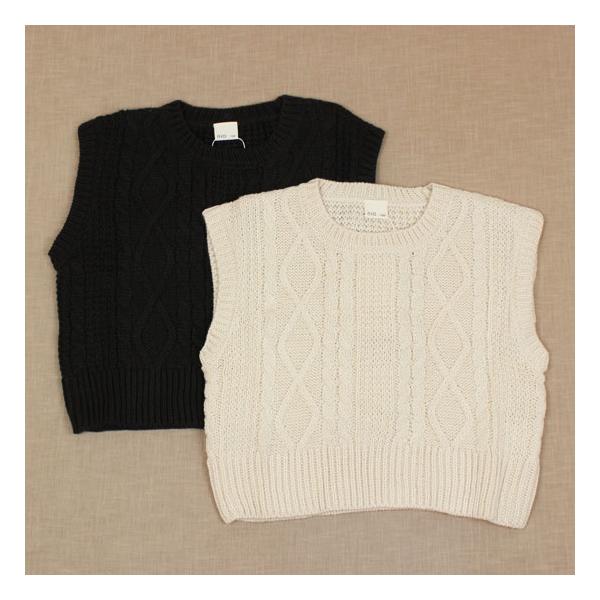 リオガールズ RIO GIRLS　定番人気のニットベストは、可愛い編み地と合わせやすいサイズ感がポイント。ボーダーや衿付のアイテムに重ね着しても可愛いですよ。