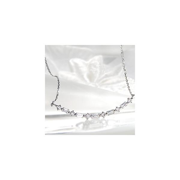 ☆フランス語で『棒』を意味する『バケットカット』は、透き通る美しさをもった長方形のすっきりとしたイメージ のカットです。綺麗なアーチを描くエレガントなラインに、ラウンドカットとバケットカットのダイヤモンドを交互にセットしたネックレス。デコル...