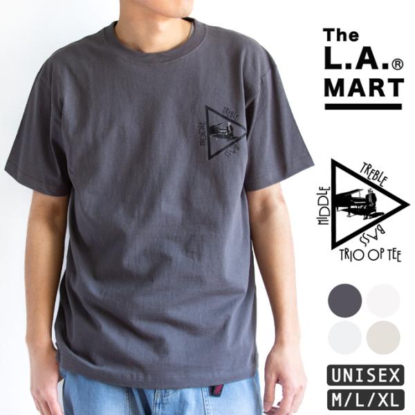 レーベルロゴ風デザインを胸元に配した音楽好きにオススメの一枚TRIO編成、三重奏、三重唱などからインスピレーションを得た、レーベルロゴ風デザインを胸元に配した音楽好きにオススメのワンポイント半袖Tシャツ。The L.A.MART ザ エルエ...