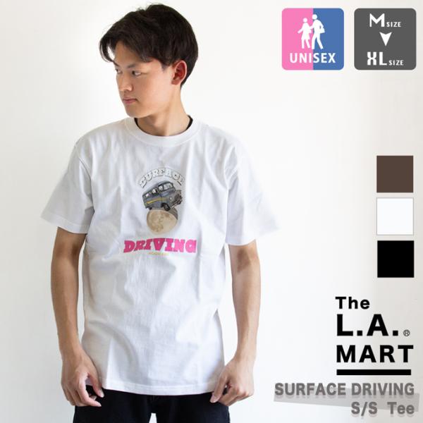 ・レトロカーが軽快に月面を疾走する近い将来、実現できるだろう未来を想像した月面ドライブTシャツです。キャッチーなカラーリングとレトロなクラシックカーのコントラストが絶妙な一枚です。一枚で着ても、インナー使いにも最適な一着に仕上がっています。...