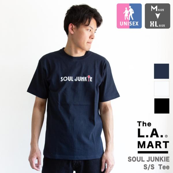 ・音楽中毒者必見のロゴTシャツシンプルなロゴをマイクスタンドをアイコニックにしたプリントTシャツです。胸元に「SOUL JUNKIE」ロゴと、首元背面にインパクト抜群の「800DB」プリントが目を惹きつけます。一枚で着ても、インナー使いにも...