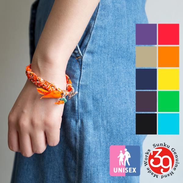 MADE IN U.S.Aのバンダナをブレスレットに。カラーバリエーションも豊富で、色違いや、他のアクセサリーと重ね付けするのも面白いアイテム。切りっぱなしのバンダナを編み込んだ夏らしいデザインで、さりげなくターコイズの石を使用しているのも...