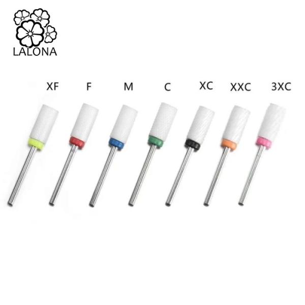 摩擦熱が少なく、ダストも目立たず人気です。ジェルネイルやスカルプネイル、パーツオフ用。ほとんどのネイルマシンに使用できます。■素　材：ジルコニアセラミックホワイト■サイズ：3/32"■原産国：中国■ケース付き※パッケージ等は予告なく変更にな...