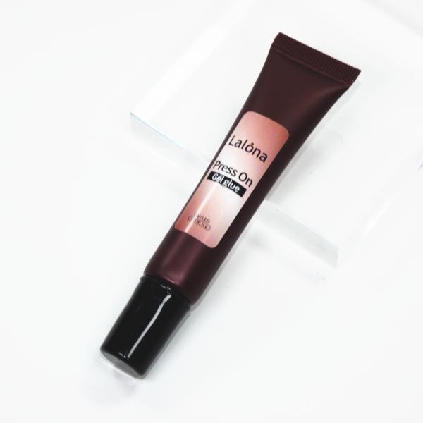 最新　ネイルライトで硬化してチップを接着。ベースジェルを塗り、こちらのグルージェルでネイルチップを接着してください。※1本の価格です。■数量：1本　15ml■タイプ：ソフトジェル（ソークオフ）■原産国：中国■ライト：UVライトまたはUV-L...